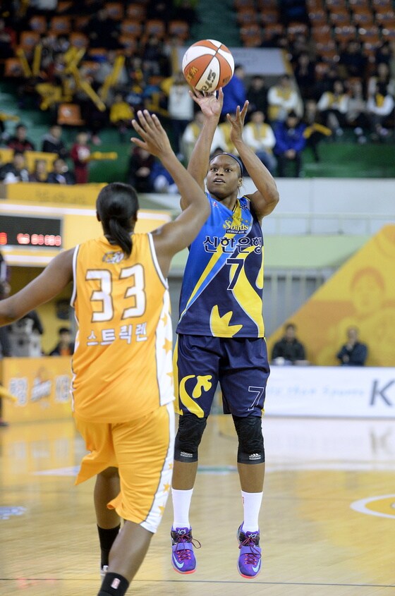 [WKBL] '크리스마스 26점' 신한은행, KB 잡고 2연승 질주 - 뉴스1