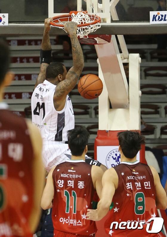 [프로농구]LG, KGC 98-70 대파…3연패 탈출 - 뉴스1