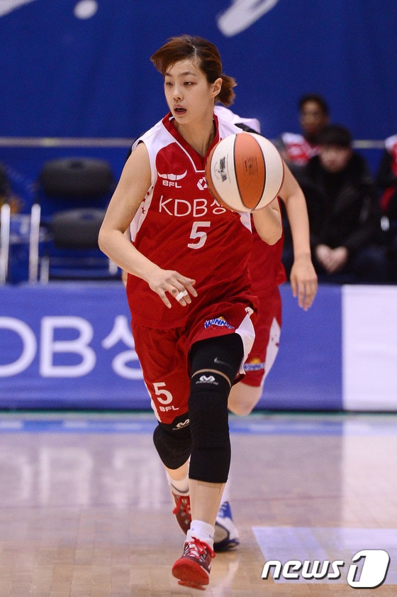 [WKBL] '이경은 결승 자유투' KDB생명, 삼성생명에 1점차 신승 - 뉴스1