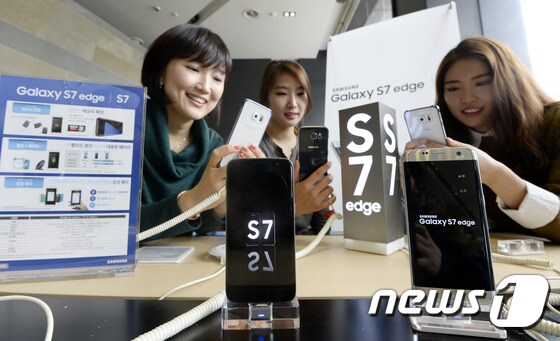 KT 올레스퀘어에 전시된 갤럭시S7·갤럭시S7엣지 - 뉴스1
