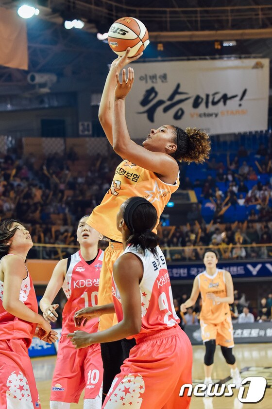 '단타스 20-20' KB, 개막 첫 경기서 KDB생명 대파 - 뉴스1