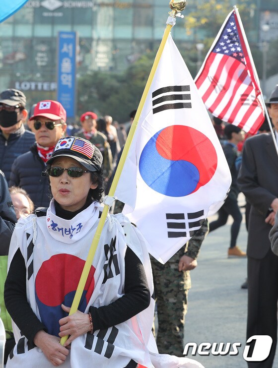 태극기와 성조기 흔들며 뉴스1