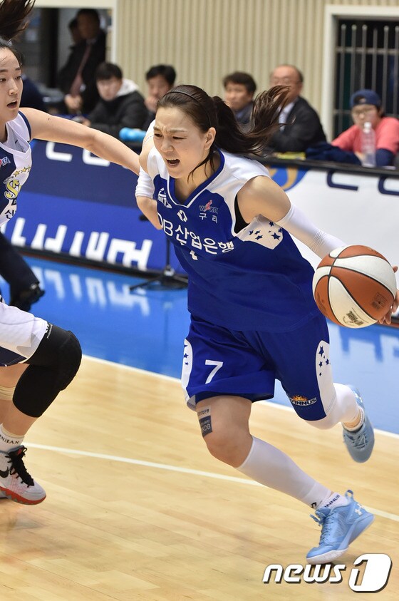 [WKBL] '한채진 12득점' KDB생명, 신한은행 꺾고 3위 도약 - 뉴스1