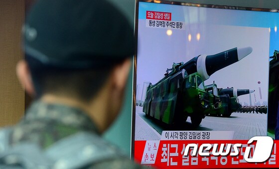 '전쟁 두렵지 않다'는 北…신형 탄도미사일·화생방부대 공개 - 뉴스1