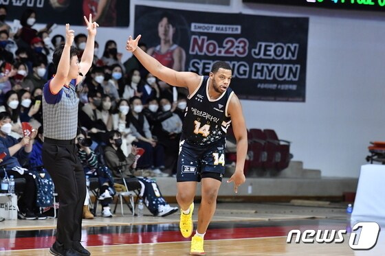 '3점포 14방' KGC 화력에 무너진 KT의 10연승 도전(종합) - 뉴스1