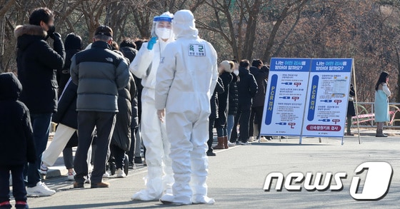 육군 50사단, 코로나19 대응현장 지원임무 수행 - 뉴스1