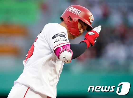 SSG 한유섬, 1000경기 출장 자축포…시즌 7호 투런포+홈런 단독 선두 - 뉴스1