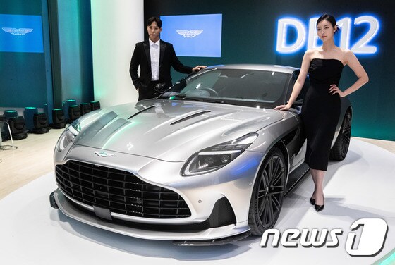 '최상급 럭셔리 스포츠카' 애스턴마틴, DB12 공개 - 뉴스1