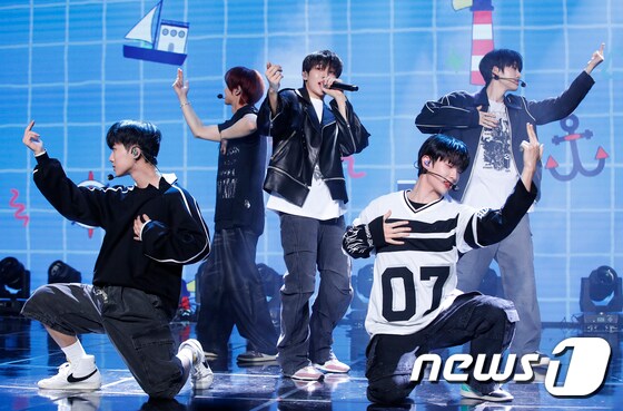 DKZ, 1년 6개월 만에 완전체 컴백 - 뉴스1