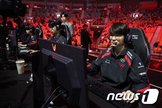 T1, LCK 결승 3세트 따내 '역전 성공'…우승까지 한 걸음 남았다 - 뉴스1