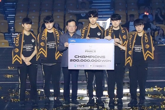 조병규 우리은행장, '2024 LCK 스프링' 우승팀 젠지에 2억원 시상 - 뉴스1