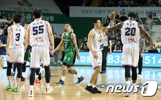 '라건아·최준용 52점 합작' KCC, 4강 PO 3차전 승리…결승까지 1승 남았다 - 뉴스1