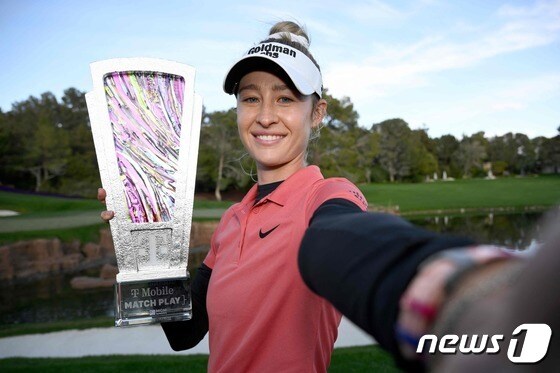 [사진] LPGA 4개 대회 연속 우승컵 들고 셀피 찍는 코르다 - 뉴스1