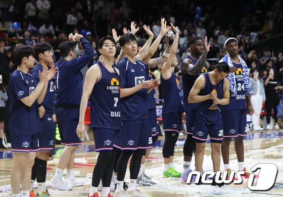 KCC, SK 꺾고 4강 플레오프 진출 - 뉴스1