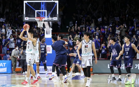 기뻐하는 KCC - 뉴스1