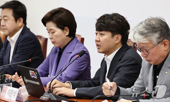 발언하는 이준석 대표 뉴스1