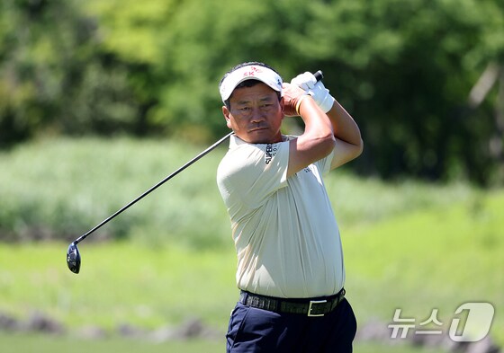 최경주, KPGA SK 텔레콤 3라운드 선두 유지…2위 장동규와 5타 차 - 뉴스1