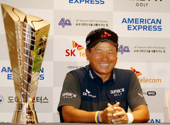 '54세 최고령 우승' 최경주, 세계랭킹 2460위→747위 대폭 상승 - 뉴스1