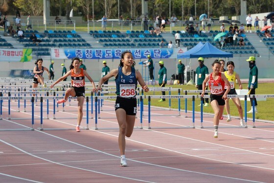 월배중 김서현, 전국소년체전 100m 허들서 25년 만에 여중부 한국新 - 뉴스1