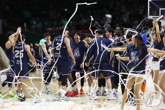 KCC, 4차전 승리…우승 눈앞 KCC, 우승까지 단 한 걸음 - 뉴스1