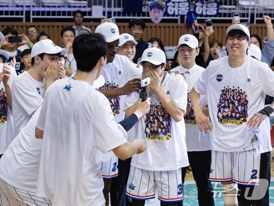 KCC 허웅 'MVP 호명의 순간' - 뉴스1