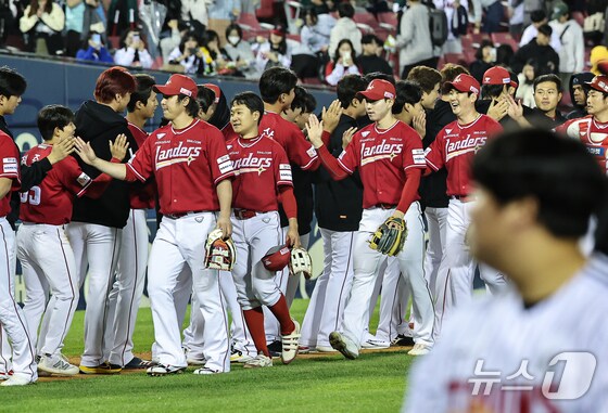 SSG, LG 상대로 4대2 승리 - 뉴스1