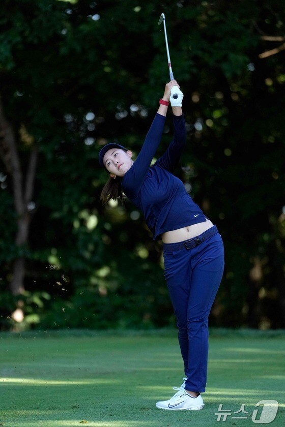 [포토]마이어 LPGA 2R 출전 中 인샤오웬 배꼽샷 - 뉴스1